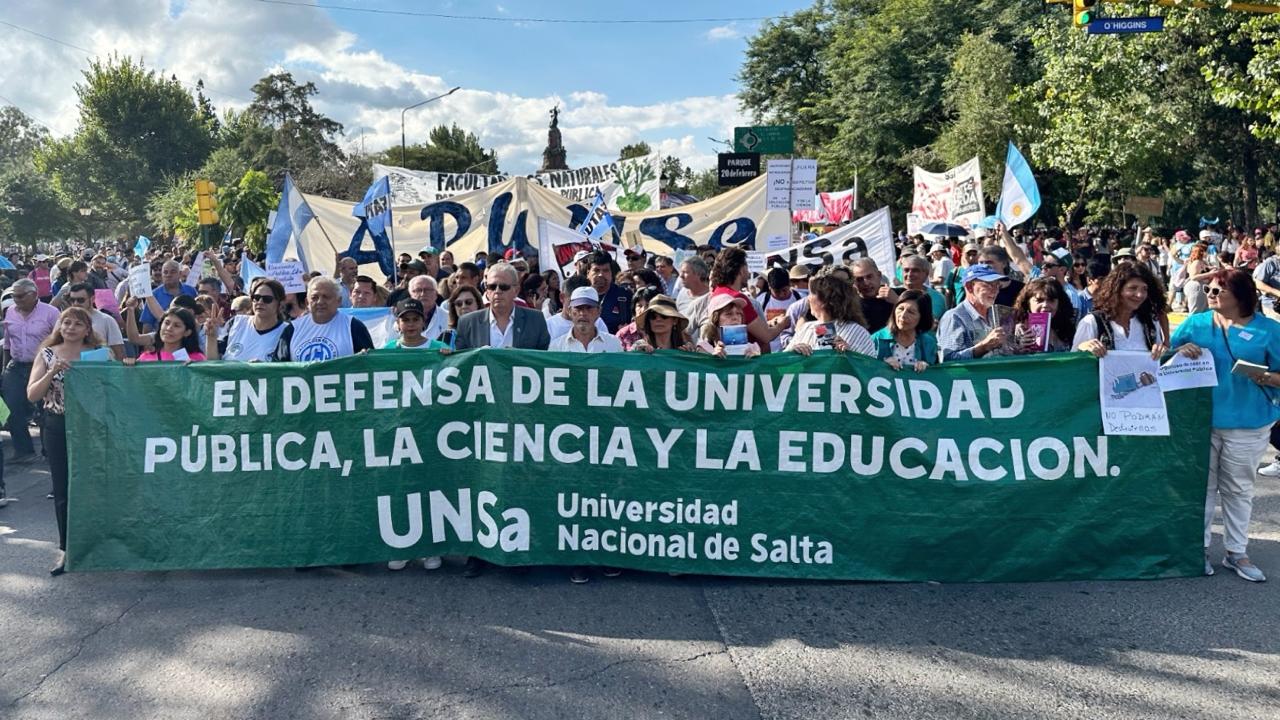 En Salta se vivió una histórica marcha en defensa de la Universidad Pública - Universidad ...