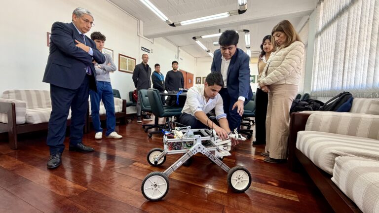 La UNSa reconoció a jóvenes talentos por el desarrollo del rover ROVIK ...